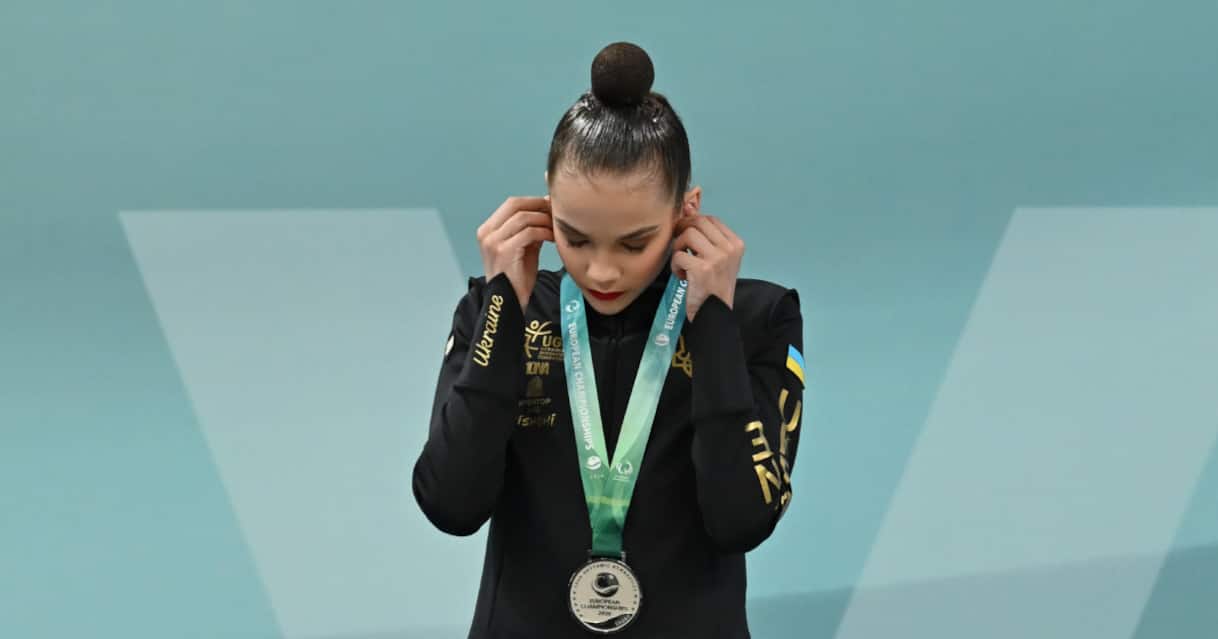 Ginnastica ritmica, atlete ucraine si tappano occhi e orecchie all'inno ...