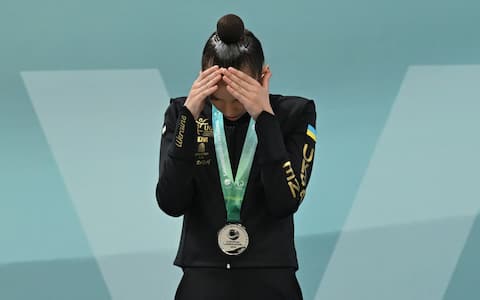 Ginnastica ritmica, atlete ucraine si tappano occhi e orecchie all'inno ...