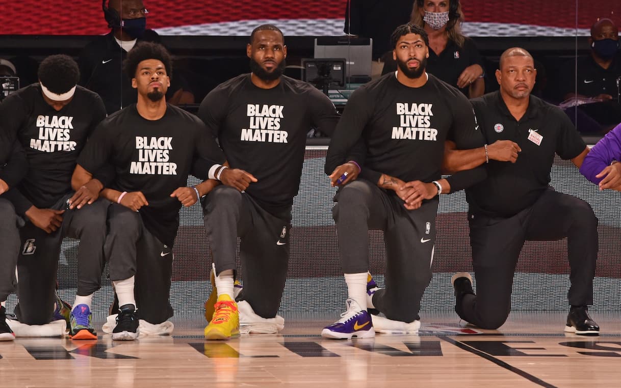 NBA, giocatori, coach e arbitri in ginocchio durante l’inno. FOTO | Sky ...