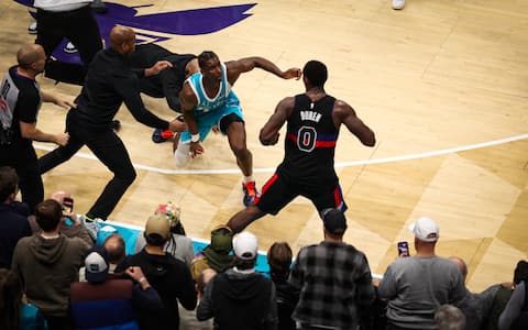 NBA, la maxi rissa tra Hornets e Pistons: da un fallo duro al caos in ...