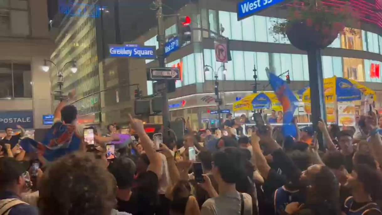 NBA, la festa in strada dei tifosi Knicks dopo gara-4 | Video Sky Sport