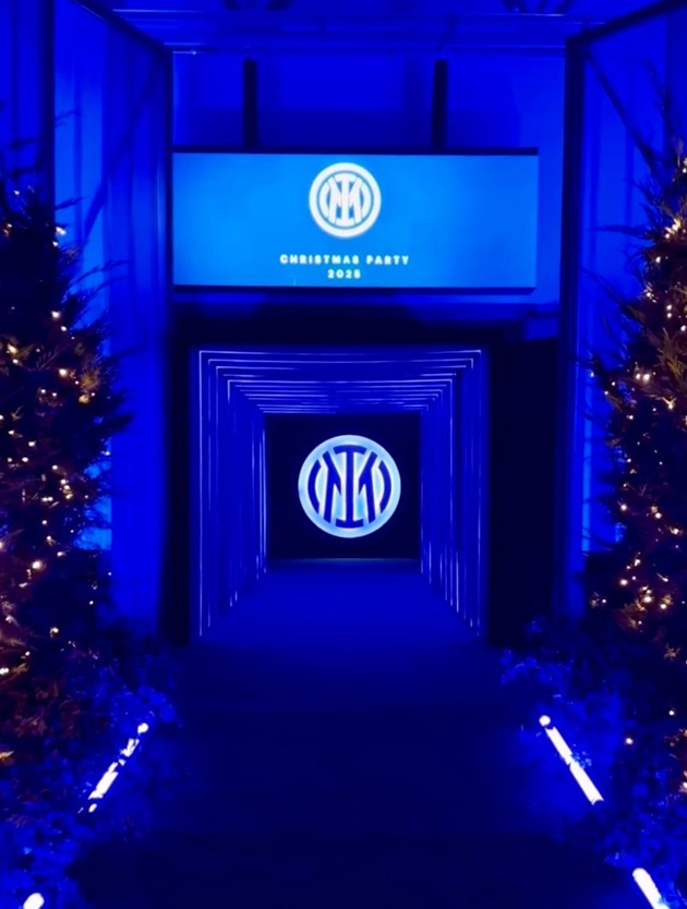 Inter, festa di Natale 2025 con Chivu e i giocatori. Video e foto | Sky ...