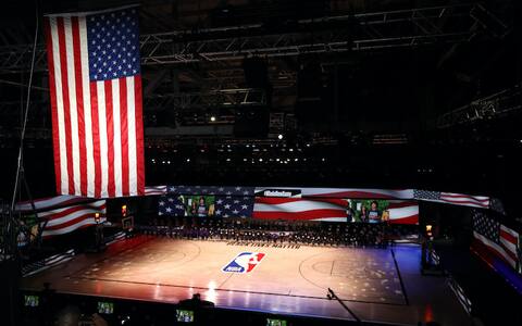 NBA, giocatori, coach e arbitri in ginocchio durante l’inno. FOTO | Sky ...