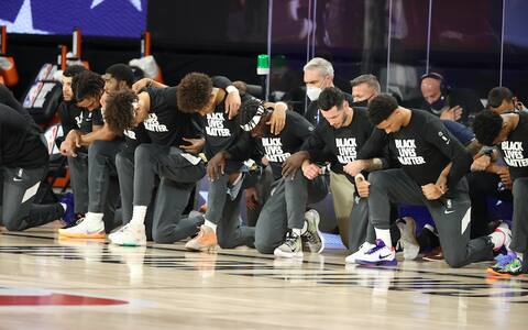 NBA, giocatori, coach e arbitri in ginocchio durante l’inno. FOTO | Sky ...