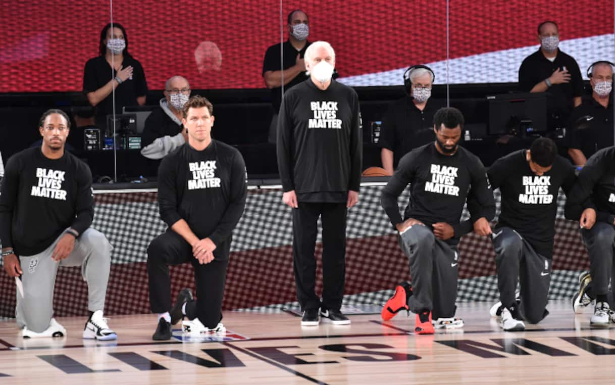 NBA, Gregg Popovich resta in piedi durante l’inno americano: “Non ...