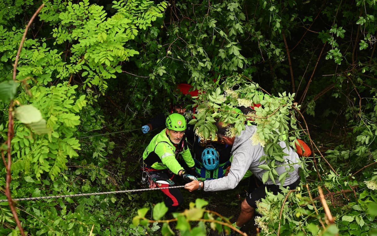 Alessio Martinelli, la caduta al Giro d'Italia 2025 nella 16^ tappa ...