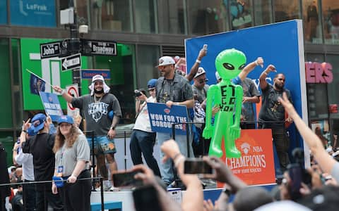Knicks campioni NBA 2026, le foto della parata e della festa a New York ...