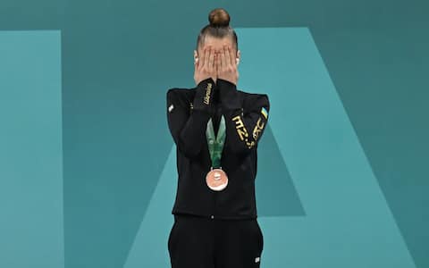 Ginnastica ritmica, atlete ucraine si tappano occhi e orecchie all'inno ...