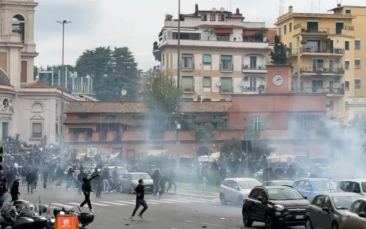 Lazio Roma, scontri tra ultras e polizia prima del derby. Le ultime ...