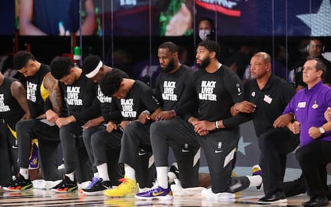 NBA, giocatori, coach e arbitri in ginocchio durante l’inno. FOTO | Sky ...