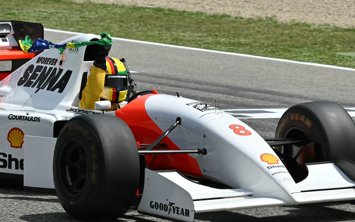 Vettel, il giro di pista e il casco per omaggiare Senna a Imola sulla ...