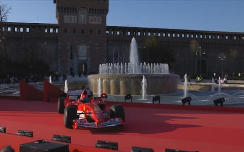 Ferrari F1, evento con Hamilton e Leclerc a Milano in Piazza Castello ...