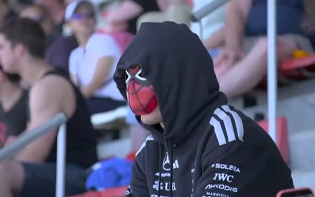 Kimi Antonelli mascherato da Spiderman segue le Libere 1 dalla tribuna ...