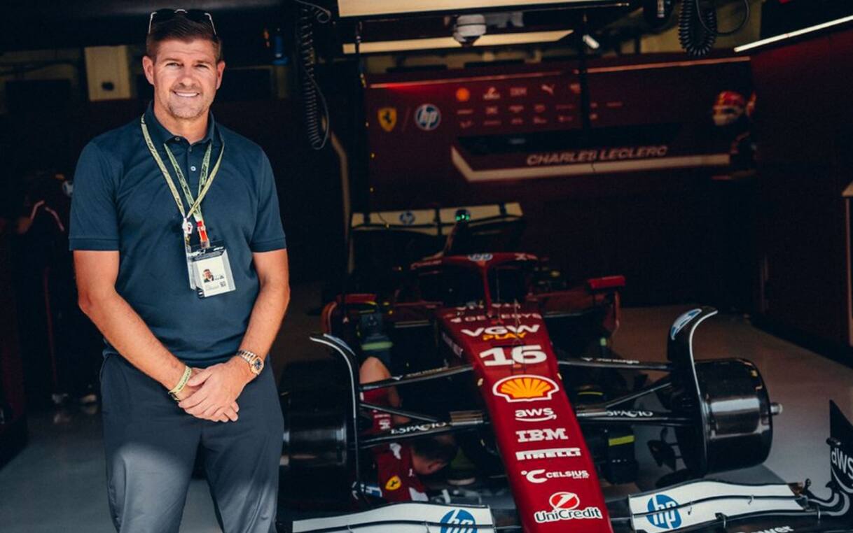 F1, GP Bahrain: l'ex Liverpool Gerrard si fa una foto con la Ferrari di ...
