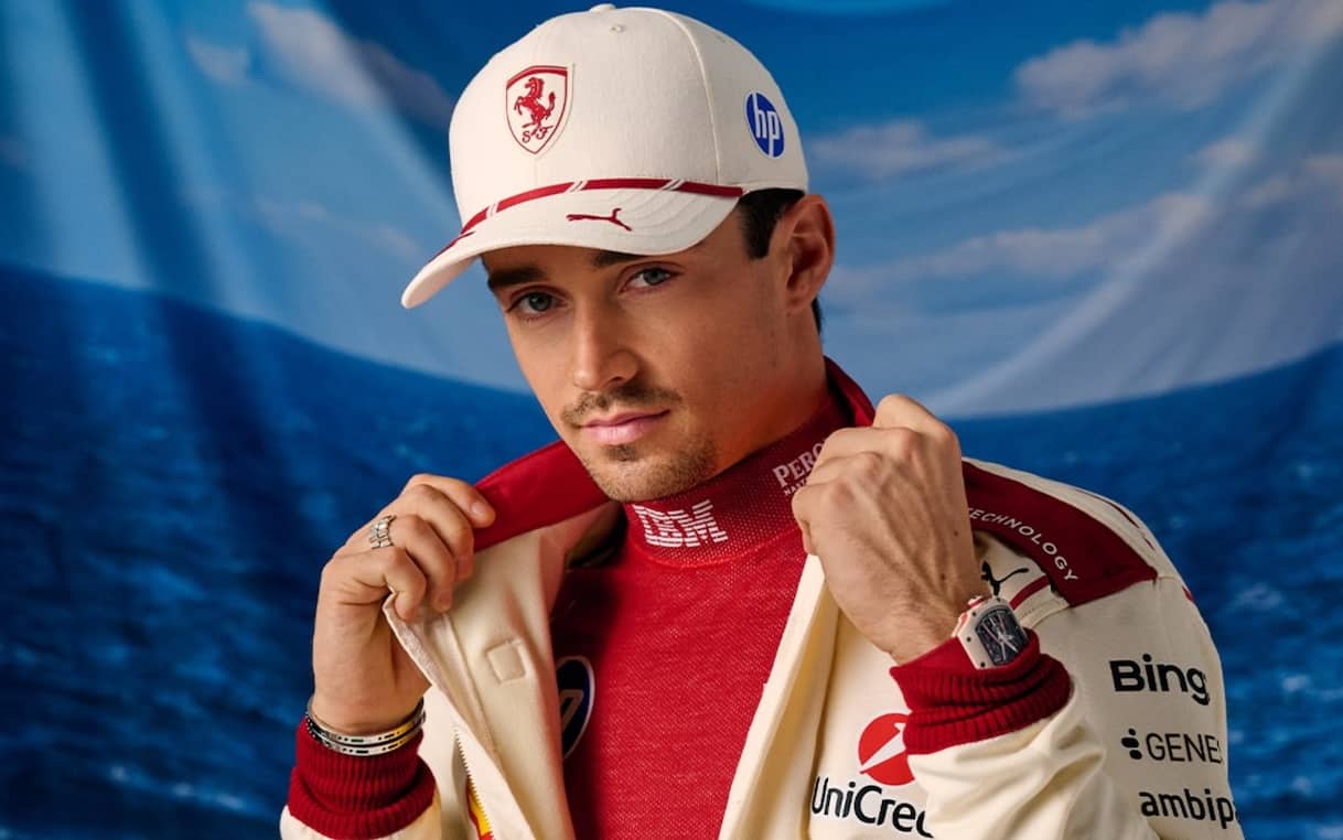F1, Leclerc (Ferrari) presenta la nuova tuta per il GP Monaco 2026 ...